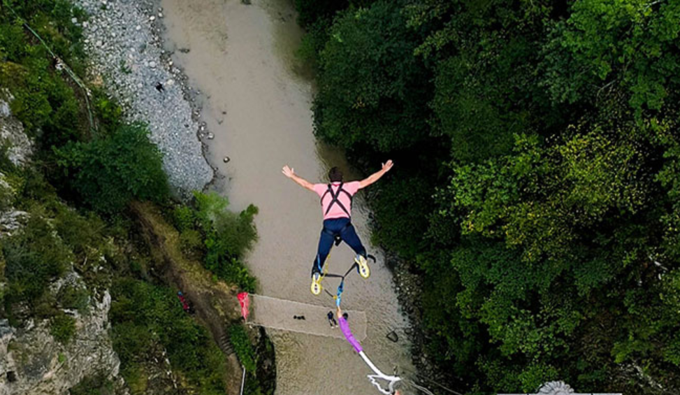 Frissonnez … saut à l’élastique au Pont Napoléon Frissonnez … saut à l’élastique au Pont Napoléon